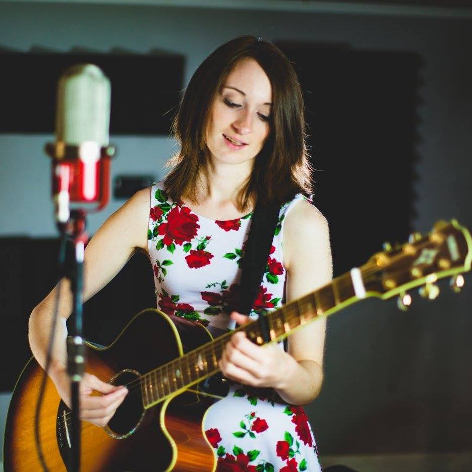 Acoustic wedding singer for hire at UK event | Book Steph Acoustic