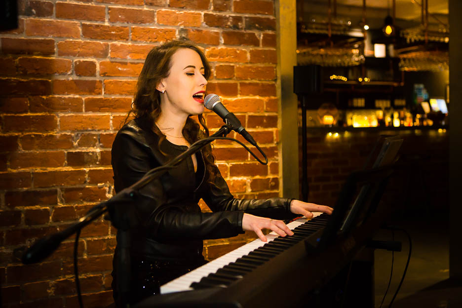 Wedding Singer Yorkshire | Soulful Singer & Pianist for hire | Book Hannah!