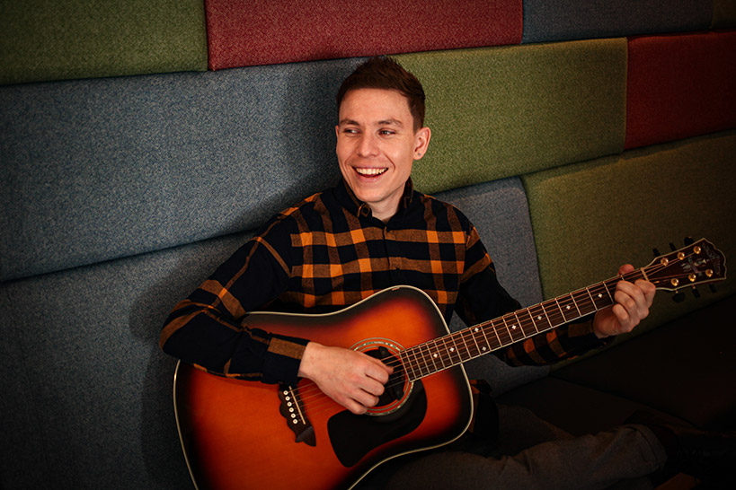 Acoustic Wedding Singer | Male acoustic musician for hire | Seb Acoustic